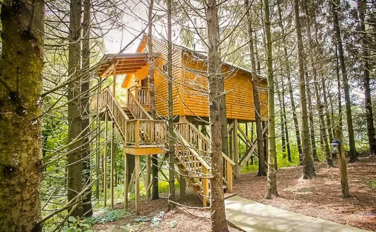19 AWESOME Airbnbs in the Midwest: Treehouses, Cabins + Lake Houses