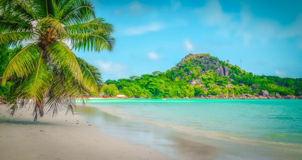 The 60 Most Beautiful Islands in the World (with Photos)