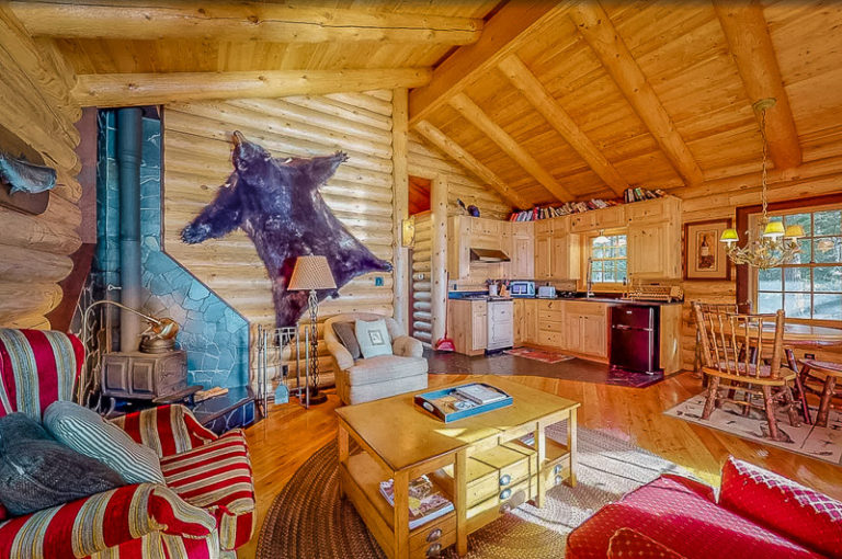 13 Cozy Cabin Rentals in Maine (With Availability)
