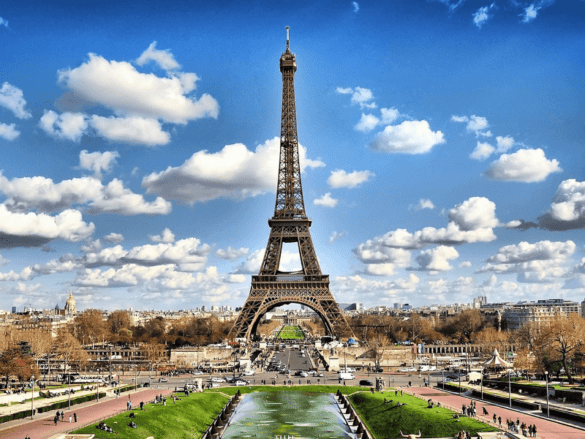 Top 8 Airlines with the Best Flights to Paris