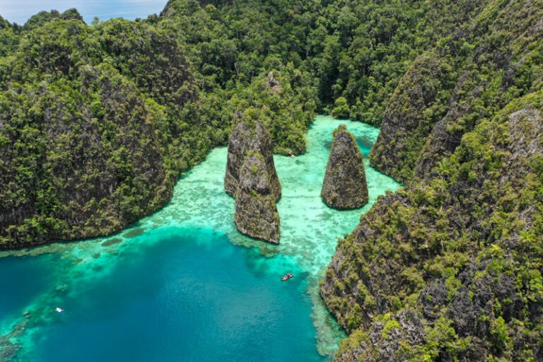 12 Iconic Raja Ampat, Indonesia Attractions & Activities to Add to Your ...