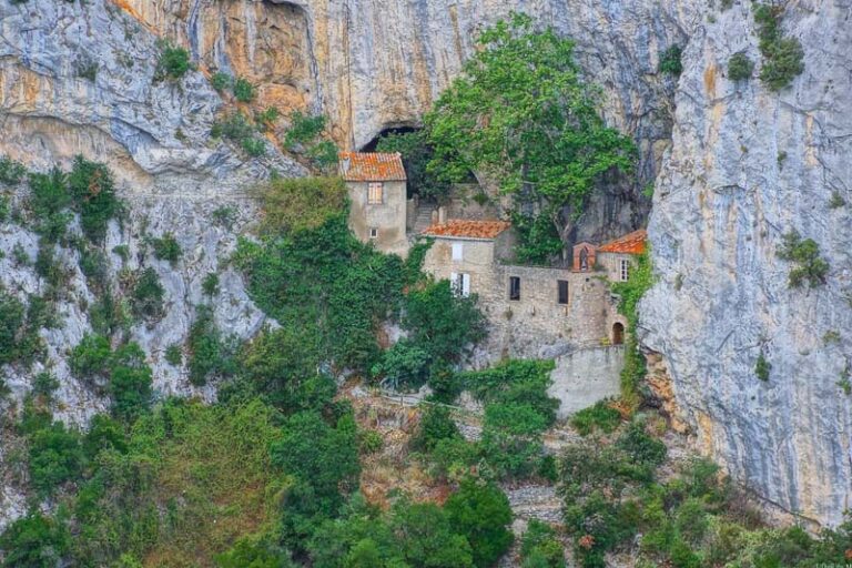 14 Most Beautiful Places in the Pyrenees (Mountain Hikes + Lakes)