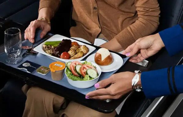 Guide to United Airlines First Class in 2026: Benefits, Seats + Perks