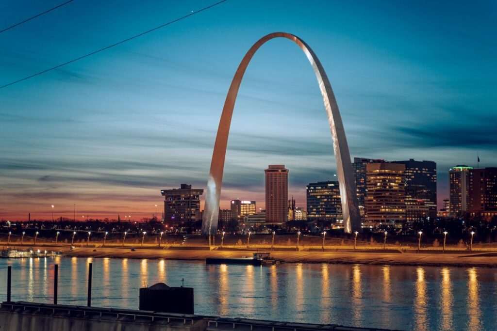St. Louis Bucket List For Young Adults: 12 Fun Things to Do & See