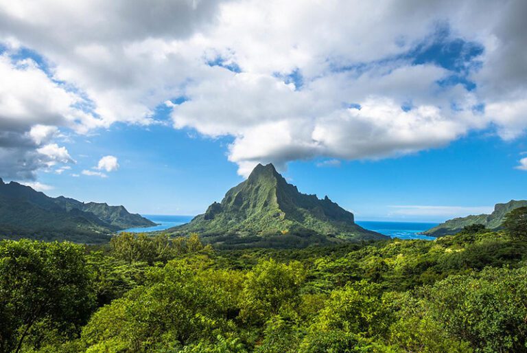 12 Jaw-Dropping Places in Tahiti to Visit This Year