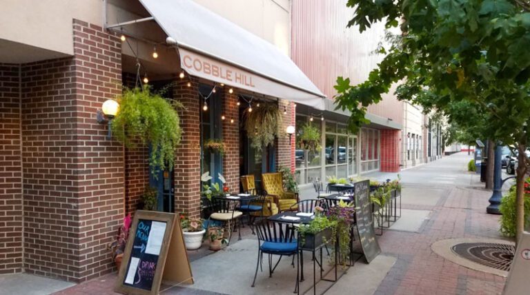 10 Unique Restaurants in Cedar Rapids, Iowa: Coolest Spots to Eat