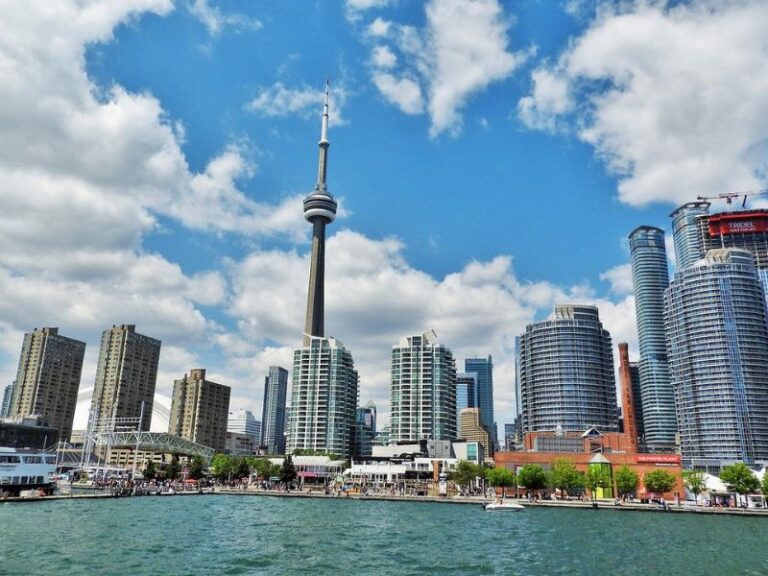 13 Fun Things to Do in Toronto for Young Adults (Ultimate Guide)