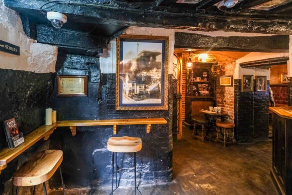 17 Must-Try Restaurants in Nottingham, England (Caves + Medieval Pubs)