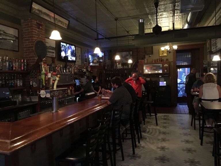 16 Fun Restaurants in Cedar Rapids That Prove Iowa Knows How to Eat