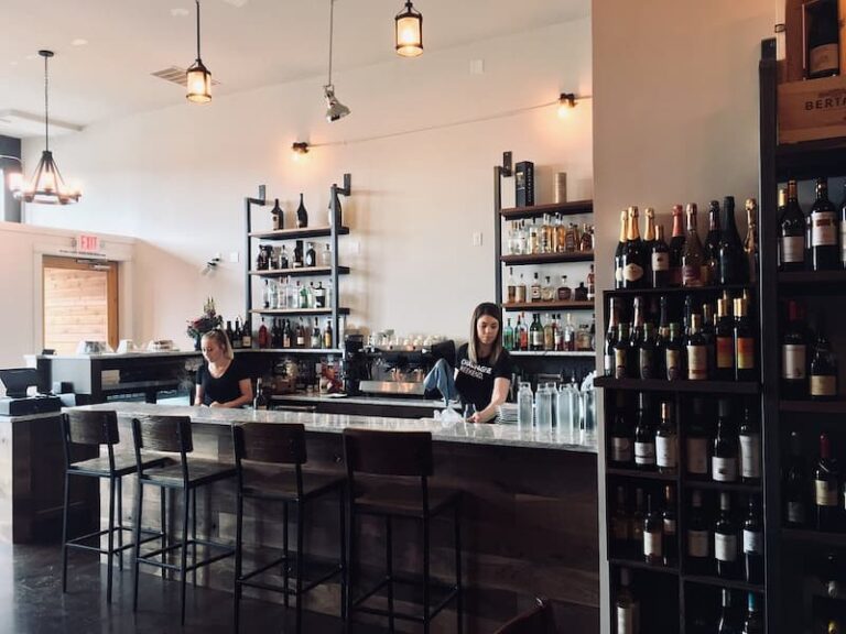 22 Best Oregon Restaurants (Belly Dancing, Dockside Dining, and More)